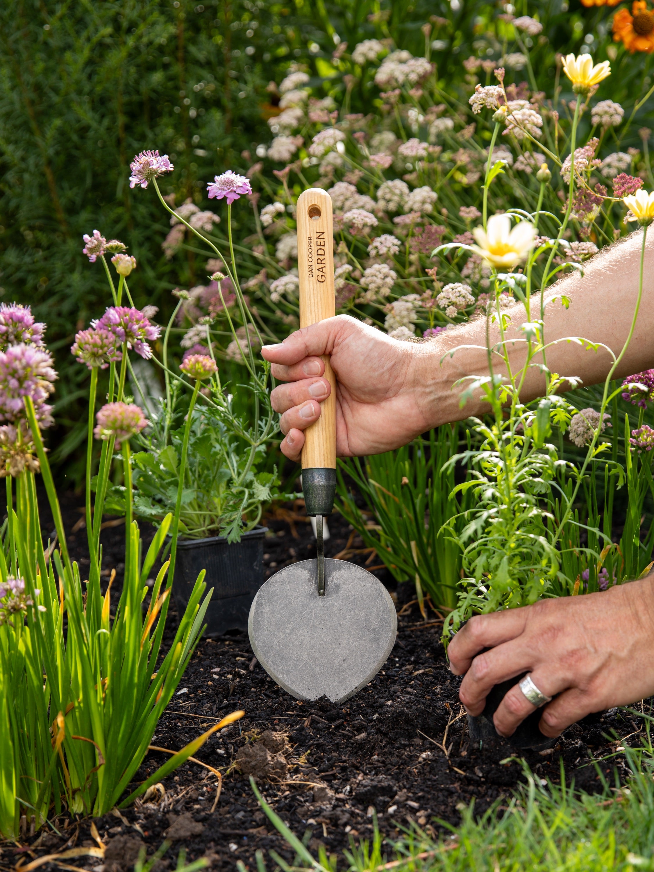 Signature Dutch Style Planting Trowel – Dan Cooper Garden