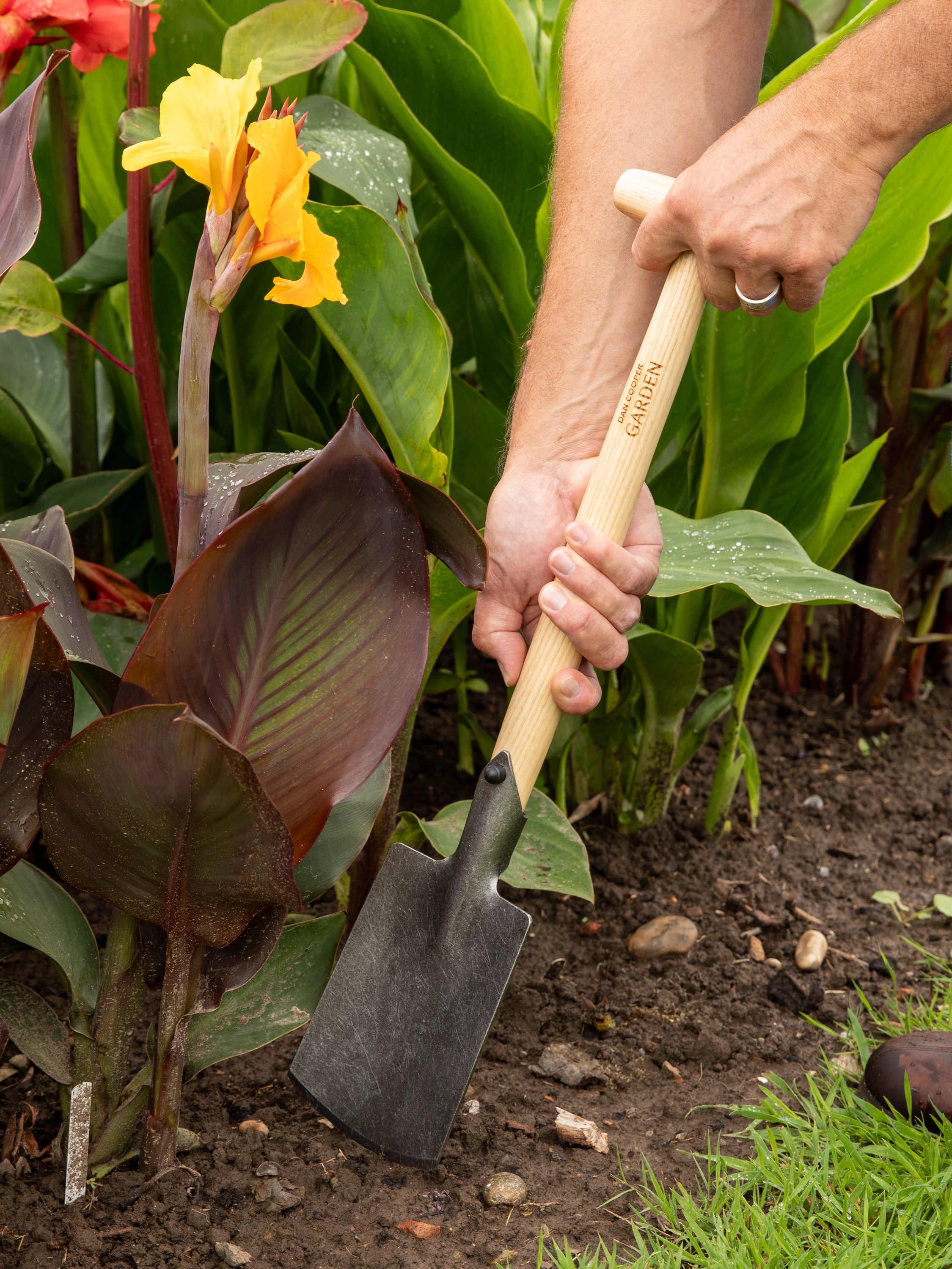 Signature Hand Spade, T Handle – Dan Cooper Garden